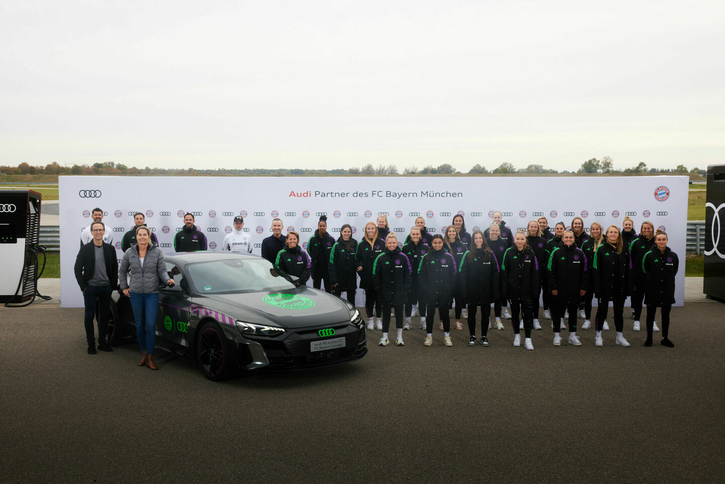 Audi vehicle handover to the FC Bayern Munich women's team | Photo ...