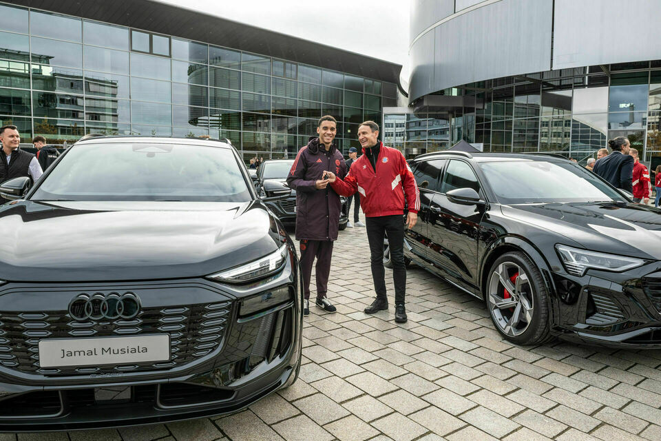 Audi delivers company cars to FC Bayern | Photo | Audi MediaCenter