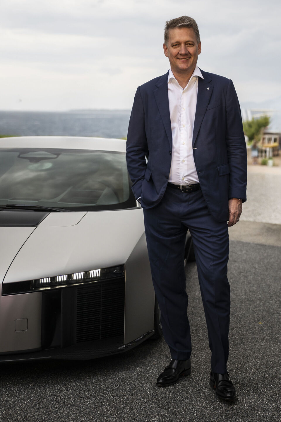 Audi presents its first supercar with a high-performance hybrid ...