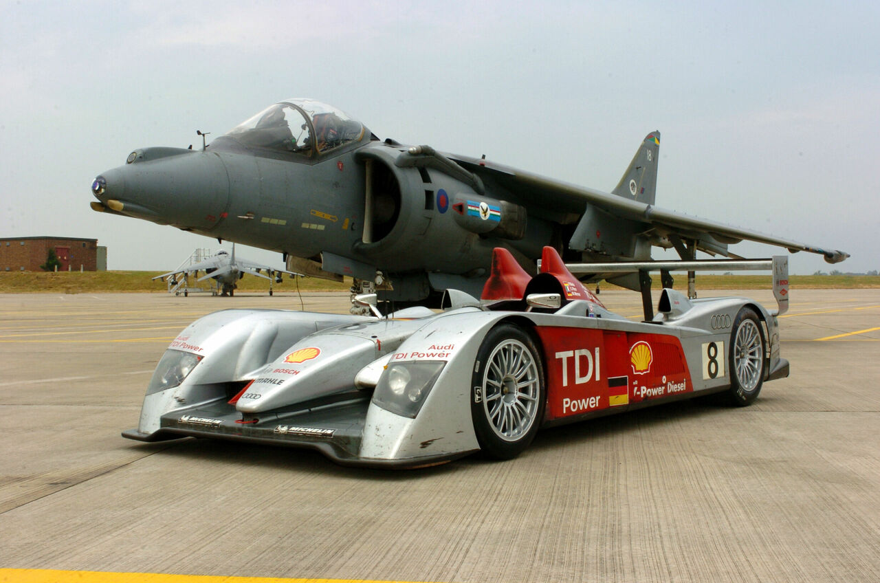 Audi R10 TDI versus jet-fighter | Audi MediaCenter