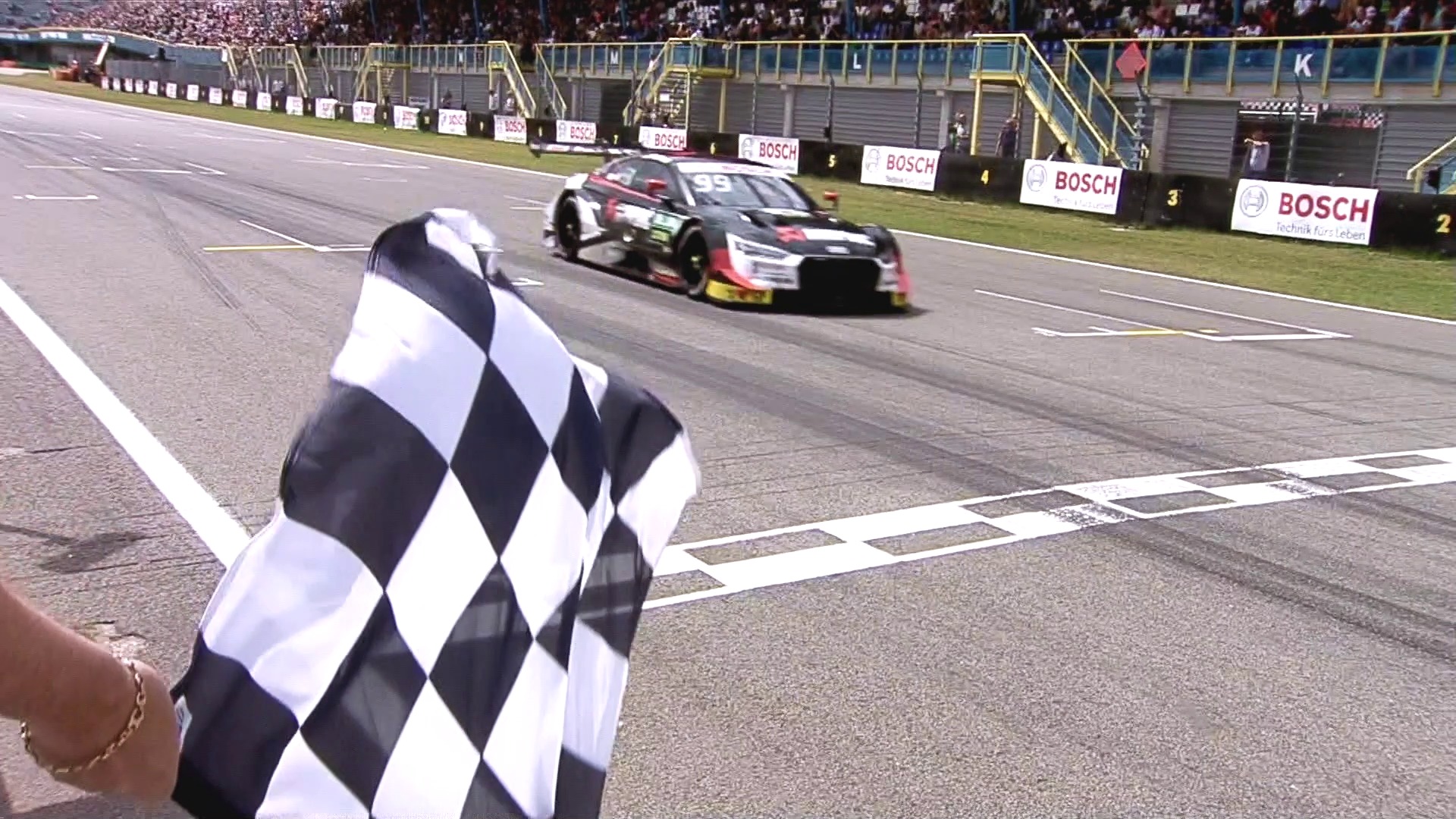 DTM 2020: DTM-Fans zurück an der Rennstrecke in Assen | Video | Audi ...
